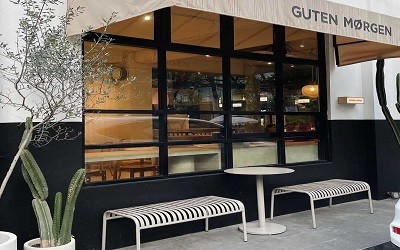7 Cafe Instagramable di Jakarta Barat Outdoor, IndoorRooftop